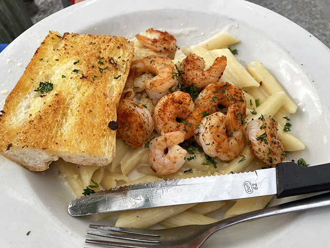 Shrimp and pasta&mdash;the beach vacation romance that always works out. That garlic bread is the wingman we all need.