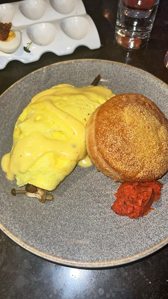 Brunch perfection that makes waking up early on weekends suddenly worthwhile. That English muffin is just showing off now.
