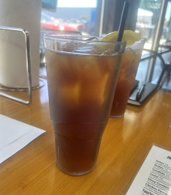 Even the iced tea gets the royal treatment, served in generous portions with a lemon wedge &ndash; because hydration matters when pizza this good is involved.