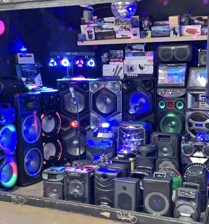 The speaker section pumps out enough bass to register on the Richter scale. Your neighbors will definitely know when you've been to Swap-O-Rama.