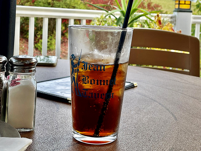 Even the iced tea gets the historical treatment, served in a glass that tells you this place takes every detail seriously&mdash;right down to the last sip.