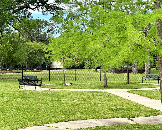 Alexandria's parks offer tranquil green spaces where benches invite you to sit a spell&mdash;Southern for "relax without spending a dime."