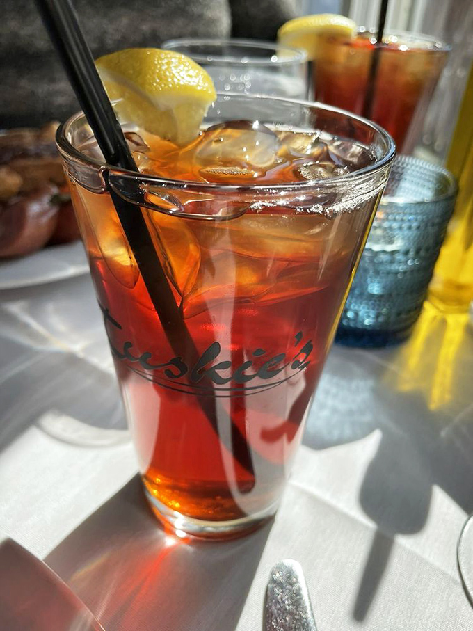 Even the iced tea gets the star treatment at Tuskies, served in a branded glass with a lemon wedge perched jauntily on the rim.