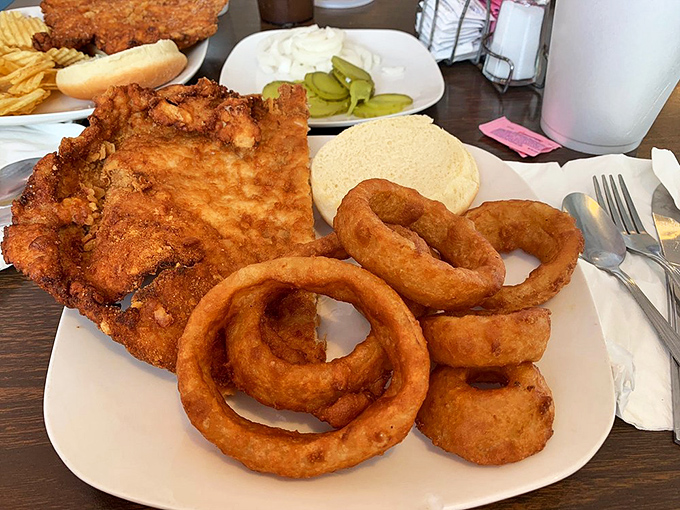 Golden onion rings with the perfect crunch-to-softness ratio, alongside that tenderloin. A supporting actor worthy of its own Oscar.