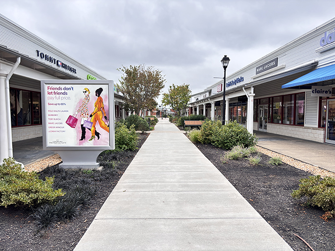 "Friends don't let friends pay full price" &ndash; the unofficial motto displayed along these meticulously landscaped shopping avenues.