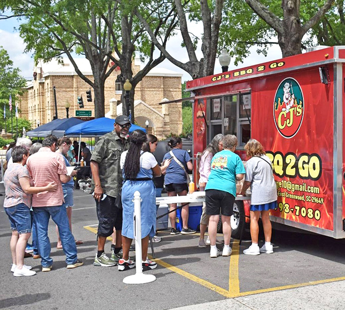 Food trucks bring communities together like nothing else—just look at these folks lining up for a taste of local flavor.