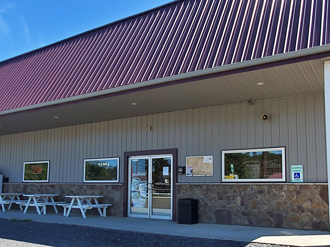 Robbin's Stop and Shop proves that good things come in small, perfectly organized packages with friendly service.