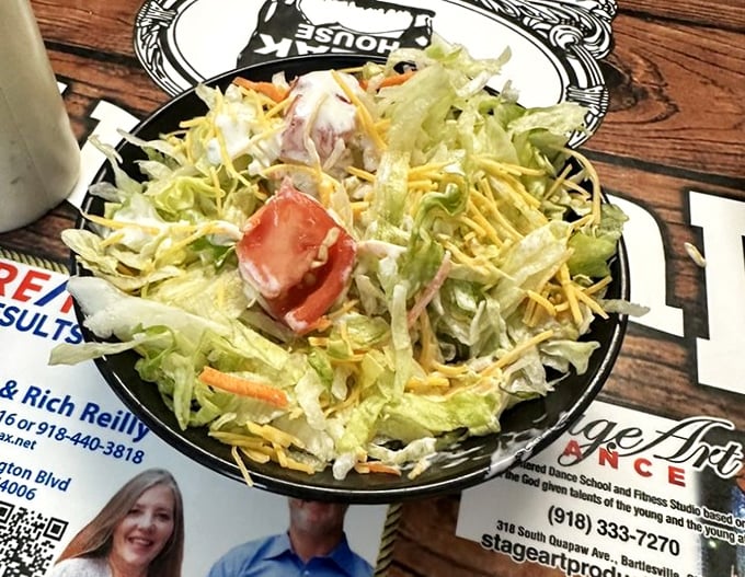 Even the salad at Murphy's knows its role&mdash;a crisp, refreshing interlude that doesn't try to steal the spotlight from the main attraction.