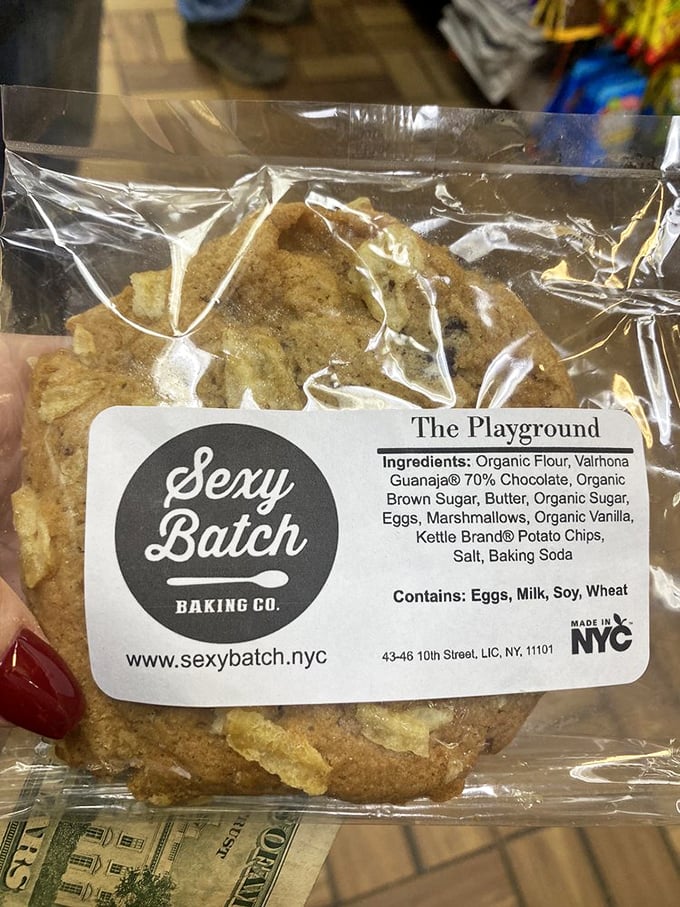 Even the cookies here have attitude. "Sexy Batch" brings potato chips into the dessert game—a bold move that pays off deliciously.