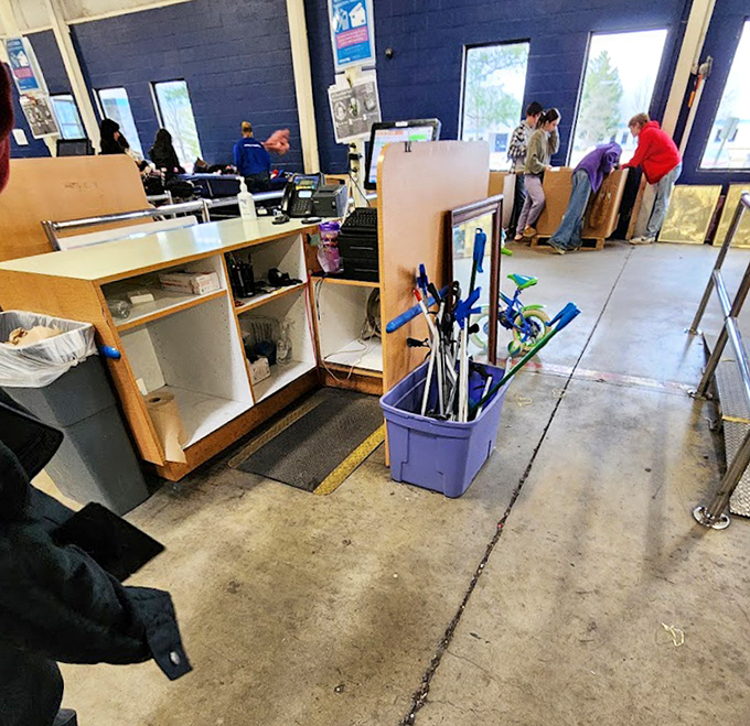 Command central, where treasures are weighed and fortunes calculated. The moment of truth for every bin-diver's expedition.