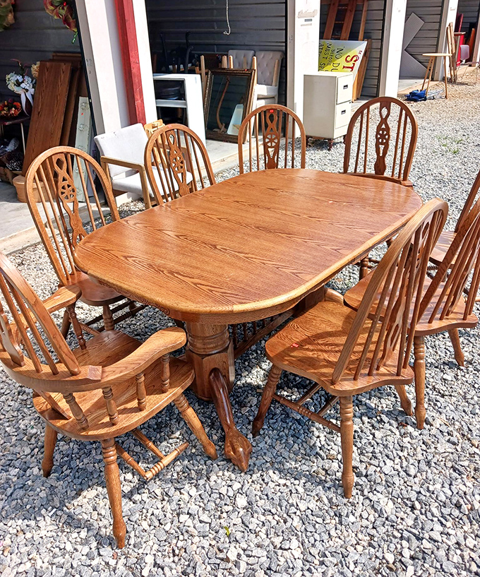 Solid oak dining perfection! This table and chair set awaits a family's worth of elbows, stories, and home-cooked meals. They truly don't make furniture like this anymore.