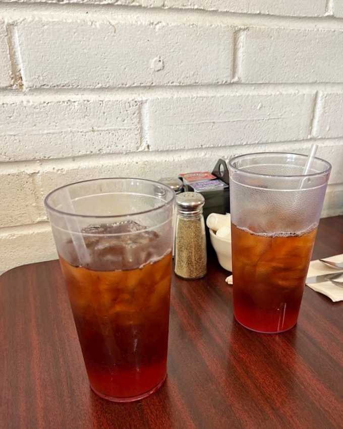 Iced tea so perfectly amber it looks like liquid sunshine – the unofficial hydration station of diners everywhere.