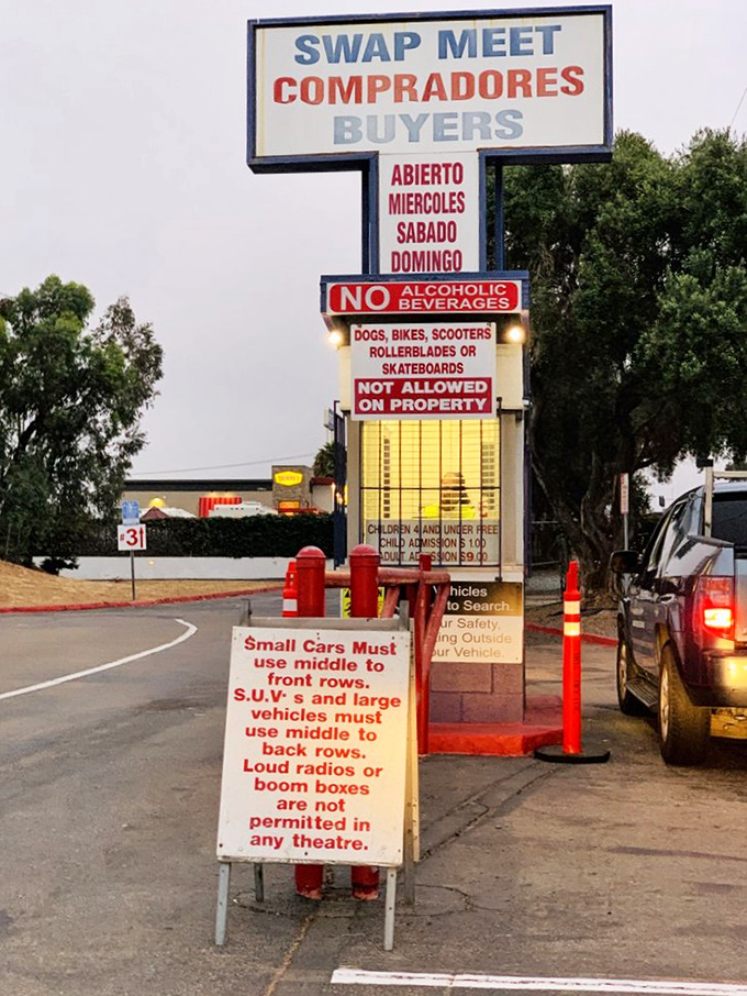 Rules of the road (and the theater) clearly posted. Small cars up front, SUVs in back &ndash; the democracy of viewing angles in action.