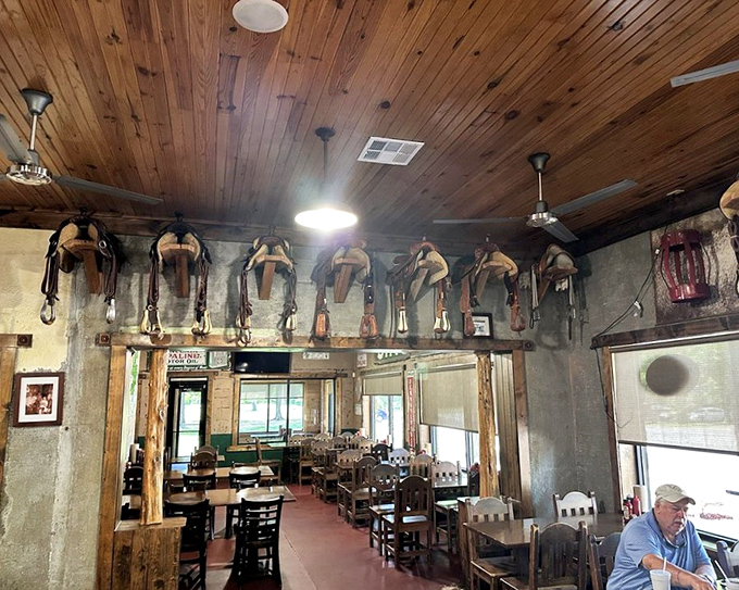 Where western heritage meets meat mastery &ndash; those saddles on the wall have witnessed countless "first bite" faces that words simply cannot describe.