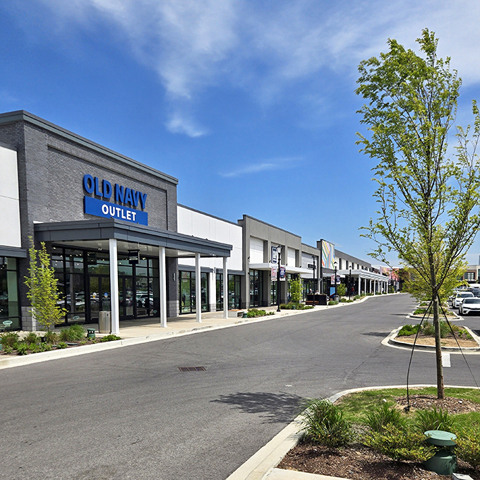 Old Navy: the faithful friend of family budgets everywhere. Their classic American style comes with prices that won't make you flinch.