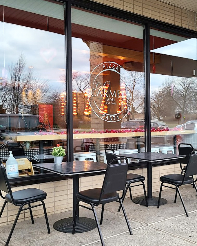 Sidewalk seating where you can people-watch while pasta-eating. Urban dining with a side of Philadelphia street theater.