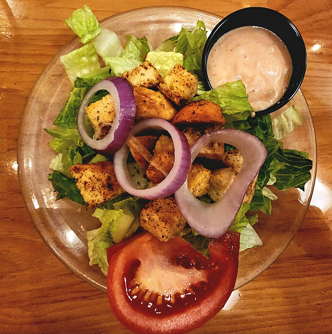 Even the salads here mean business, arriving like they actually want to be eaten, not just photographed.