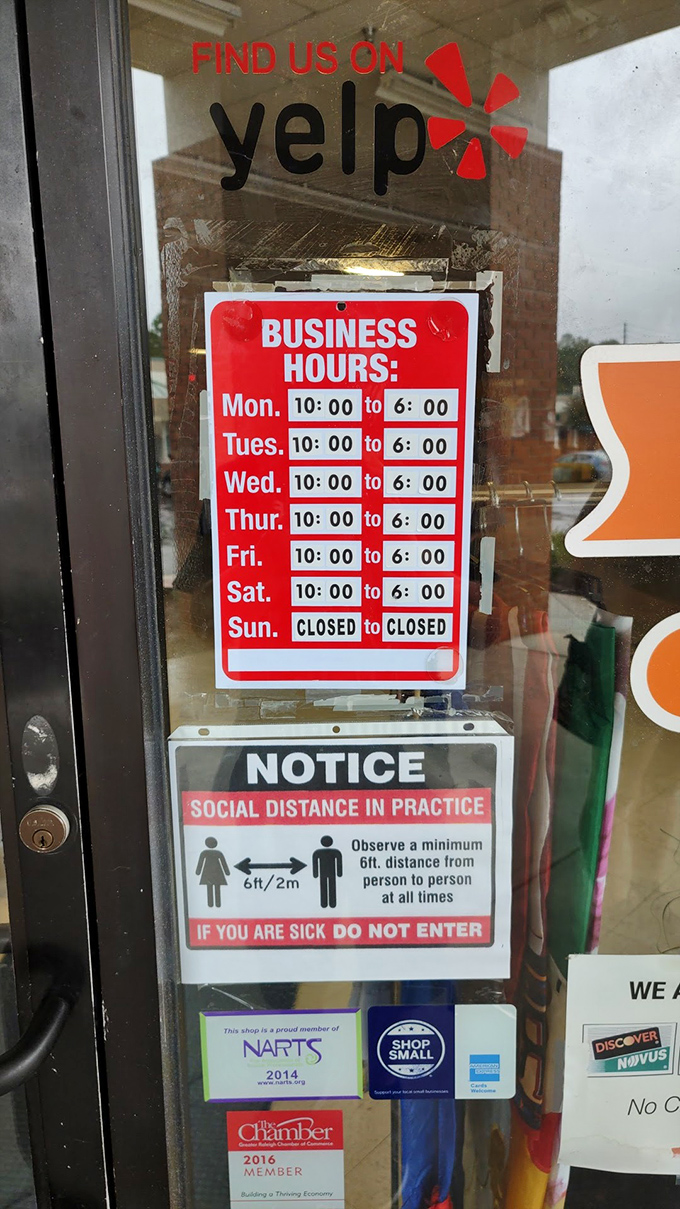 Business hours posted clearly&mdash;because treasure hunting requires proper planning. Note the Sunday closure for recovery from Saturday's finds.