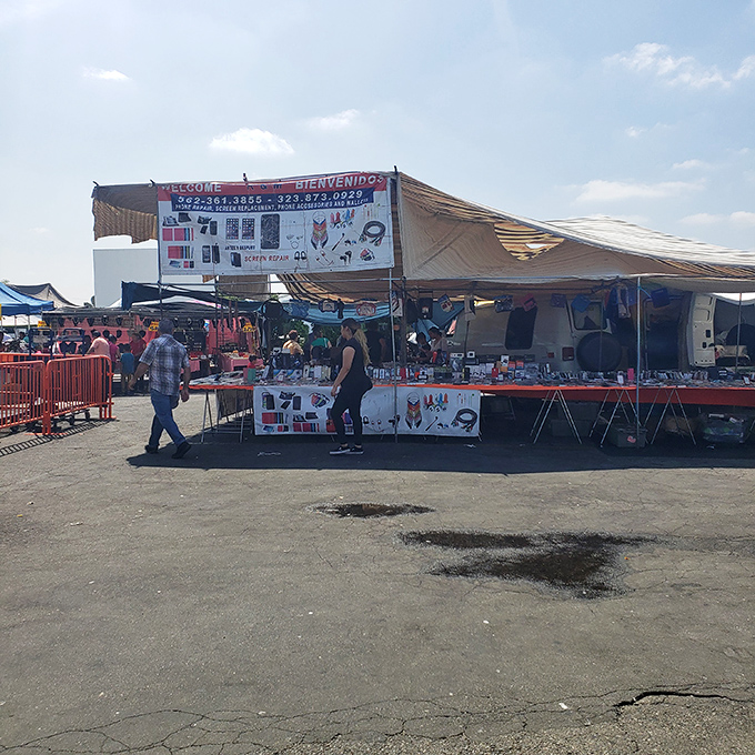 "Bienvenidos" to a world of phone accessories and gadgets. The modern bazaar where technology meets traditional market atmosphere.