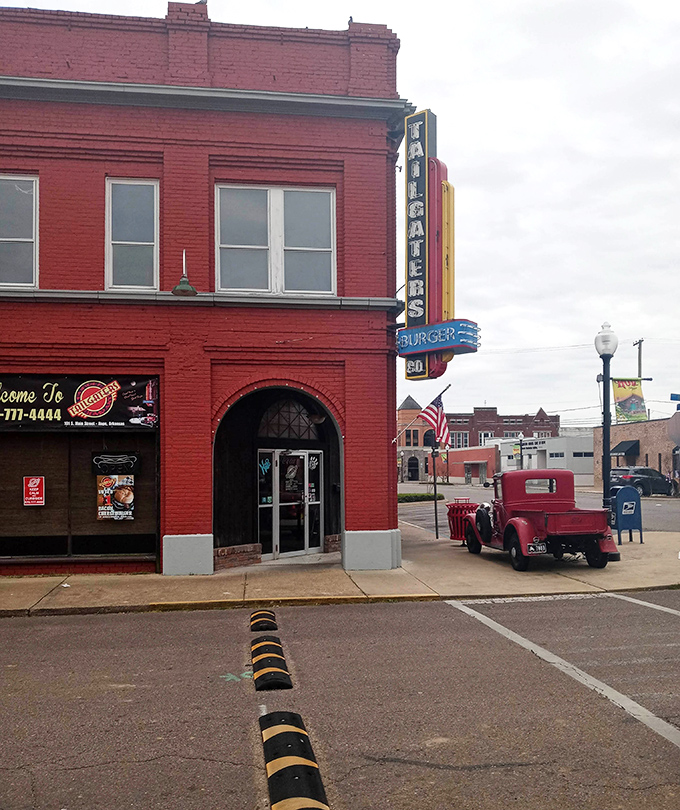 In the heart of Hope, this red-brick gem serves up classic burgers and small-town nostalgia in equal measure.