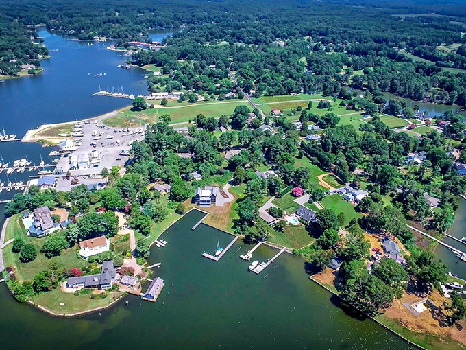 Northern Neck sophistication flows like the nearby river through this perfectly preserved waterfront community gem. 