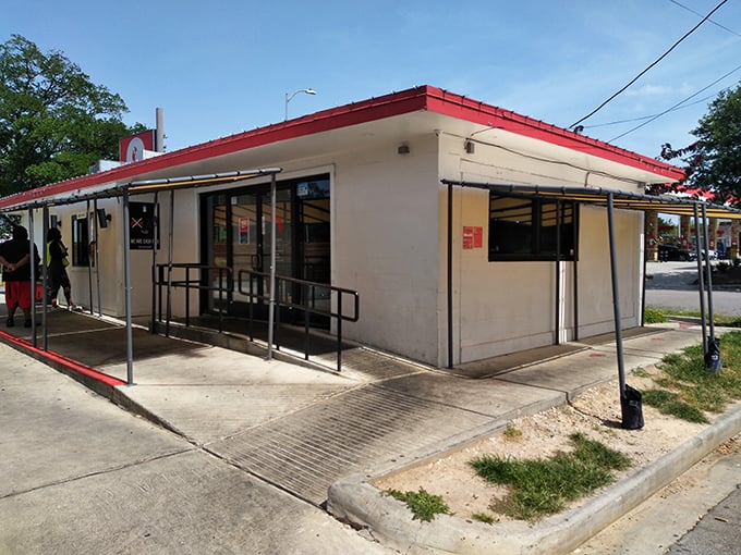 Clean lines and modern vibes house some seriously old-school chicken craftsmanship in this Houston hot spot. 
