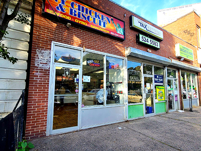 NY Chicken & Biscuits brings big city flavor to Hartford in a straightforward storefront that lets the food do the talking. 