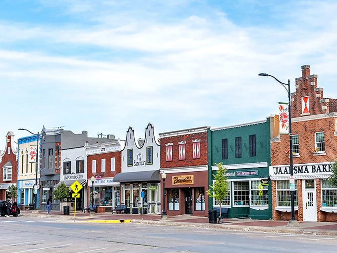 Dutch delight alert! Those stepped roofs make me want to dance in wooden shoes while eating stroopwaffles.