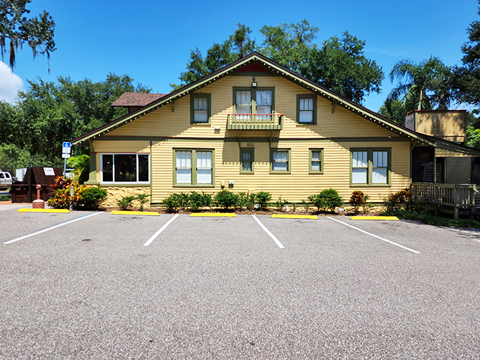 PizzAmor&eacute;'s yellow cottage looks like where Hansel and Gretel would order takeout. 