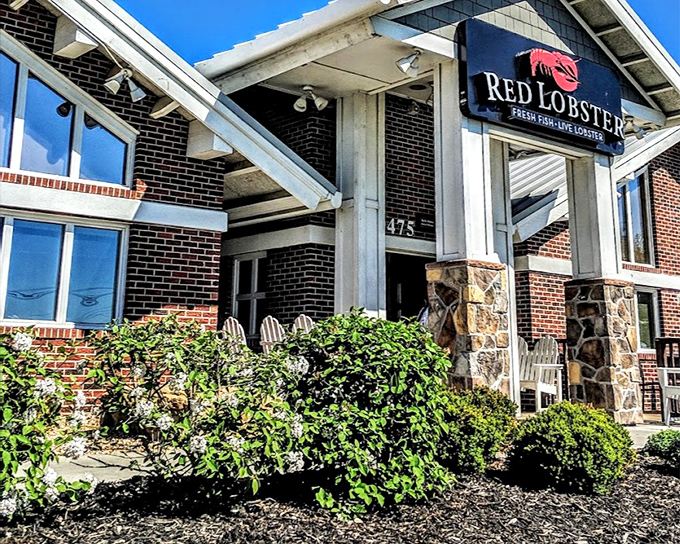 Red Lobster's lodge-like exterior brings coastal cabin vibes to Overland Park &ndash; those cheddar biscuits are already calling your name.