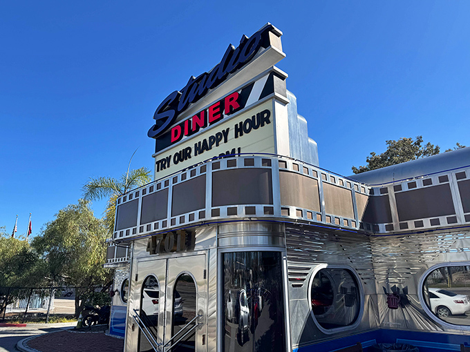 Hollywood meets breakfast! This silver Art Deco masterpiece looks like it could start filming a movie any minute.