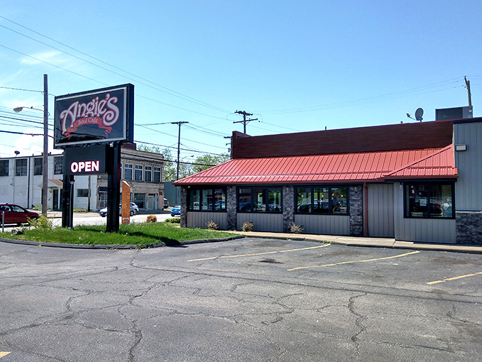 That red roof covers culinary magic that transforms simple ingredients into pure comfort food poetry.