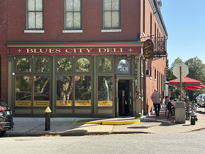 Red umbrellas and vintage charm create the perfect backdrop for pastrami that sings with flavor.