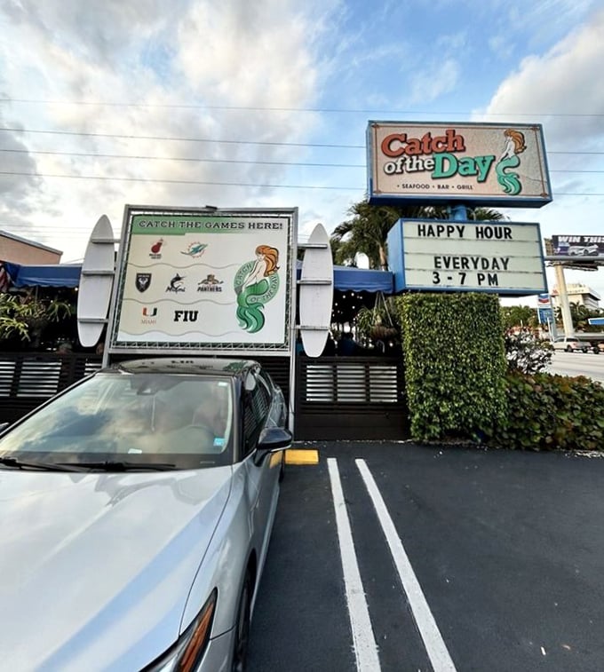 That "Catch the Games Here" sign means you won't have to choose between great seafood and watching your team win.