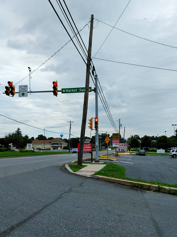 When the traffic light meets Market Square, small-town America shows off its unhurried, friendly personality perfectly.