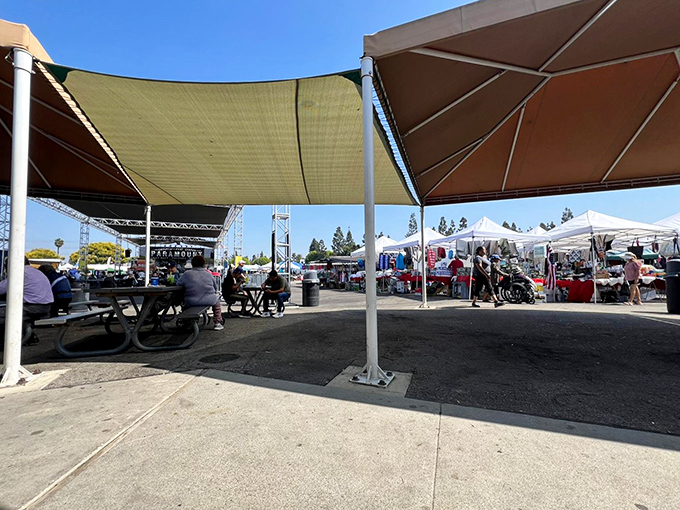 Covered areas and open spaces blend perfectly for year-round bargain hunting in comfortable style.