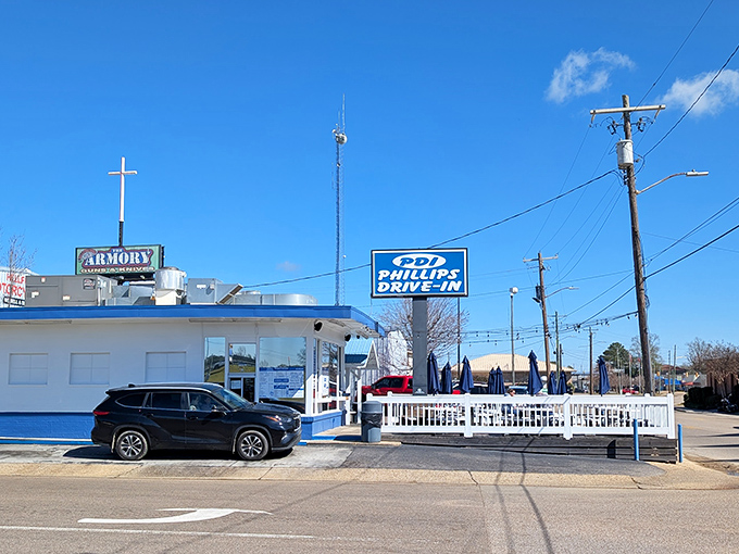By day, this unassuming white building transforms into a hot dog haven where simplicity reigns supreme.