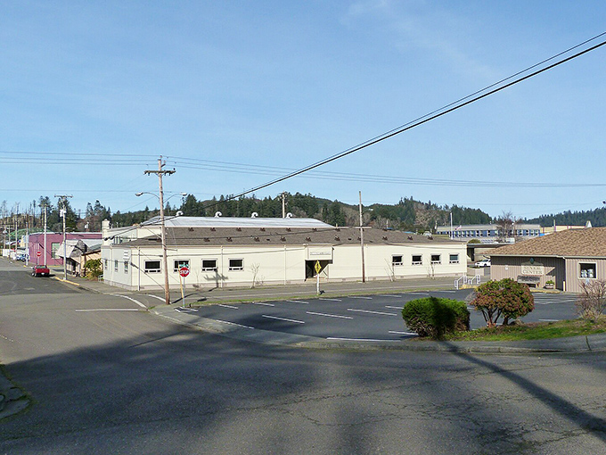 Reedsport's simple storefronts and quiet streets offer that "Mayberry" feeling where your Social Security check feels like a winning lottery ticket.