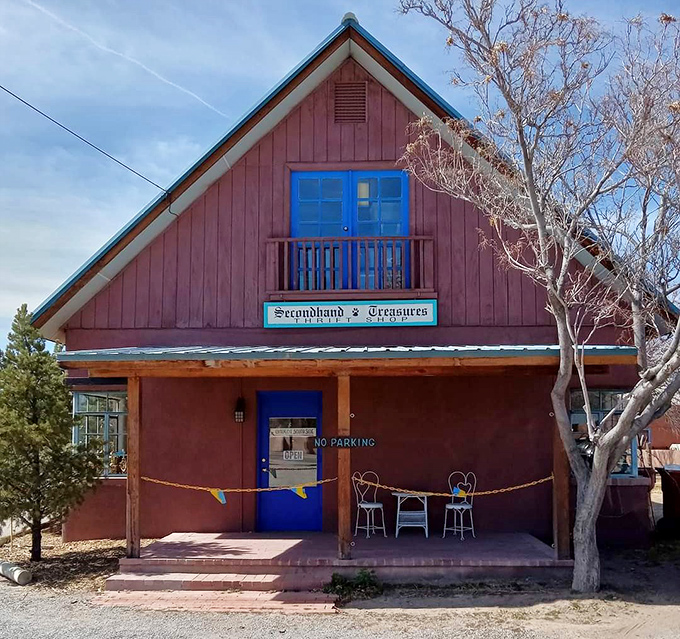 The adobe-meets-cabin aesthetic of this Corrales gem perfectly matches the artistic community it serves. Those blue accents pop like exclamation points!