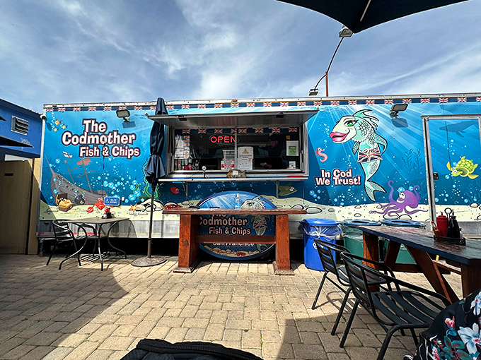 Picnic tables, ocean breeze, and fish so fresh it practically winks at you. This food truck proves you don't need walls to create seafood magic.