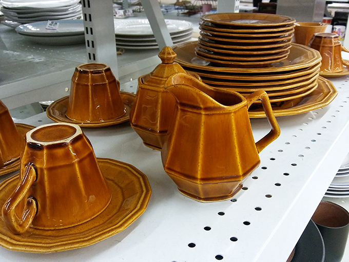 Amber dinnerware that screams 1970s dinner party. Just add fondue, Fleetwood Mac on vinyl, and you've time-traveled to your parents' first home.