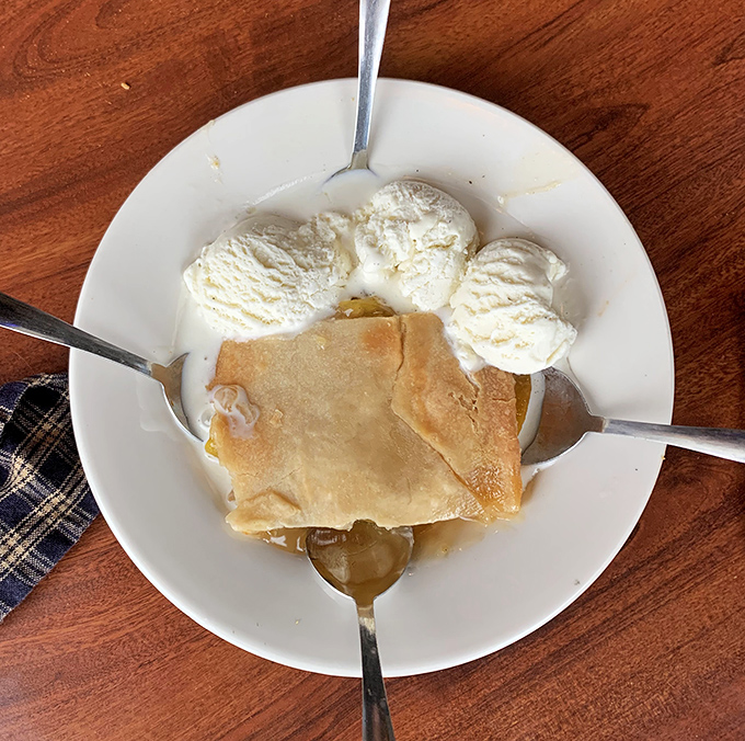 Apple pie &agrave; la mode &ndash; where warm, cinnamon-kissed fruit meets cold, creamy ice cream in a dessert version of "opposites attract."