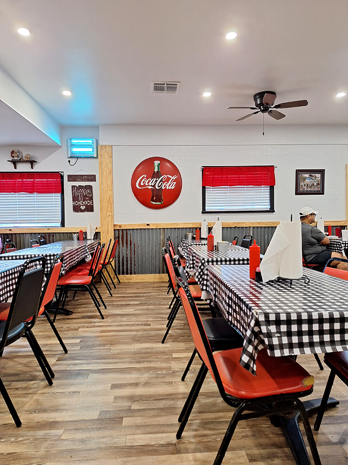 Black and white checkered tablecloths, red chairs, and Coca-Cola signs &ndash; the dining room is a time capsule of American comfort.