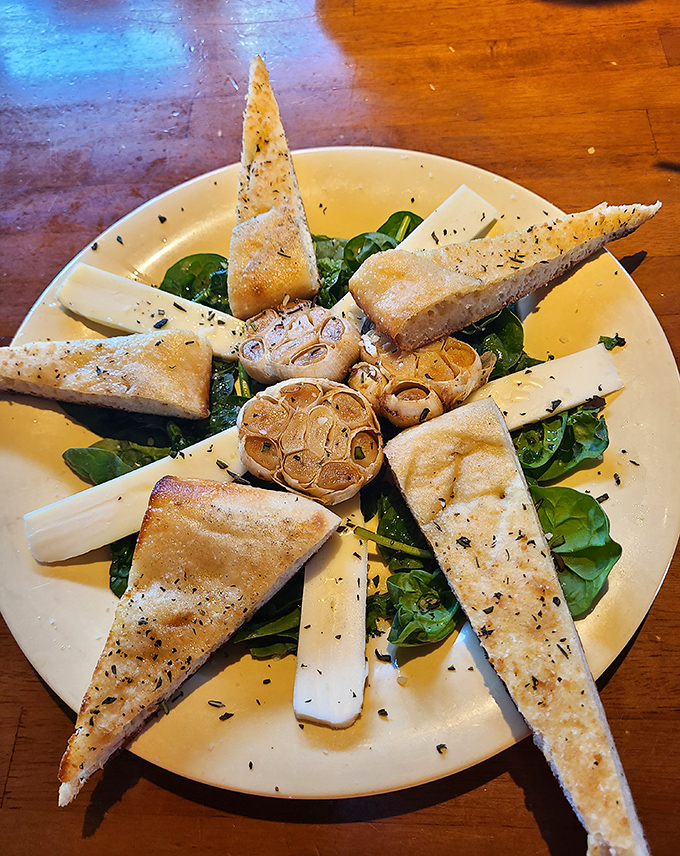 Perfectly seasoned garlic bread with kettle chips proves even the sides here deserve your complete and undivided attention.
