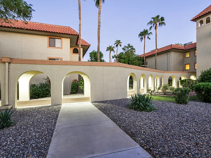 These arched walkways provide shade from Arizona's enthusiastic sunshine while adding architectural drama worthy of a Spanish courtyard.