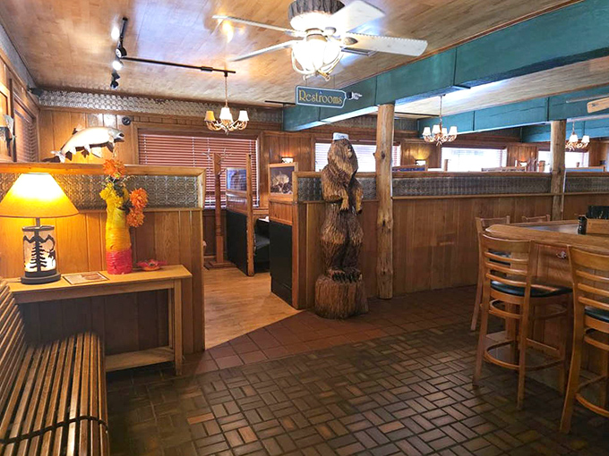 The dining area feels like Paul Bunyan's living room &ndash; if Paul had excellent taste in lighting and a passion for wildlife-themed d&eacute;cor.