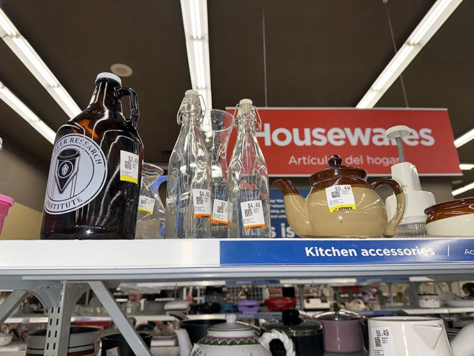 Kitchen accessories that survived the great decluttering purge of someone else's home. Their loss is your perfectly priced gain.