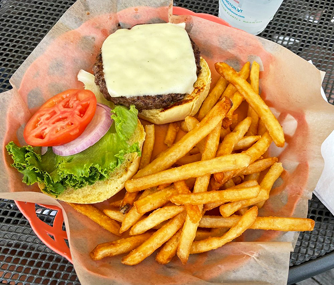 The Splash Burger doesn't need a fancy pedigree to prove its worth&mdash;just one bite of this classic done right tells the whole story.