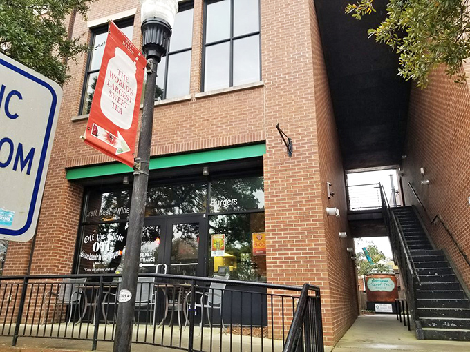 Even from the street, banners guide tea enthusiasts to their destination. Like a lighthouse for the sugar-deprived. 