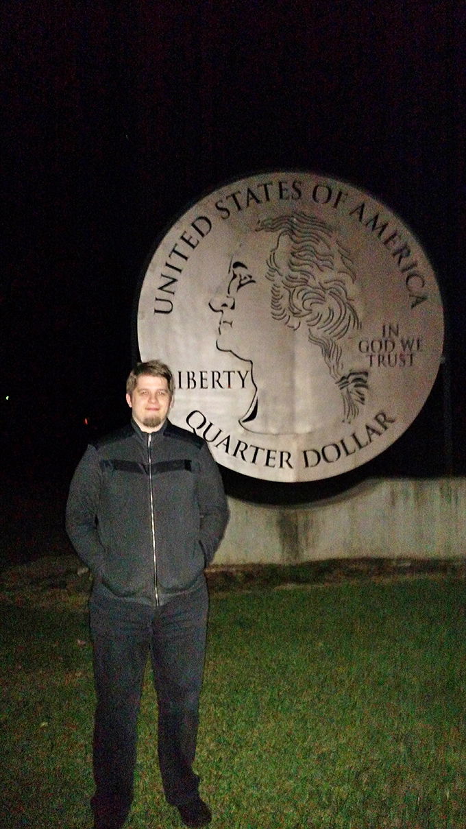 Even after dark, the Giant Quarter maintains its imposing presence. Night visits offer a dramatically different perspective on this roadside giant.